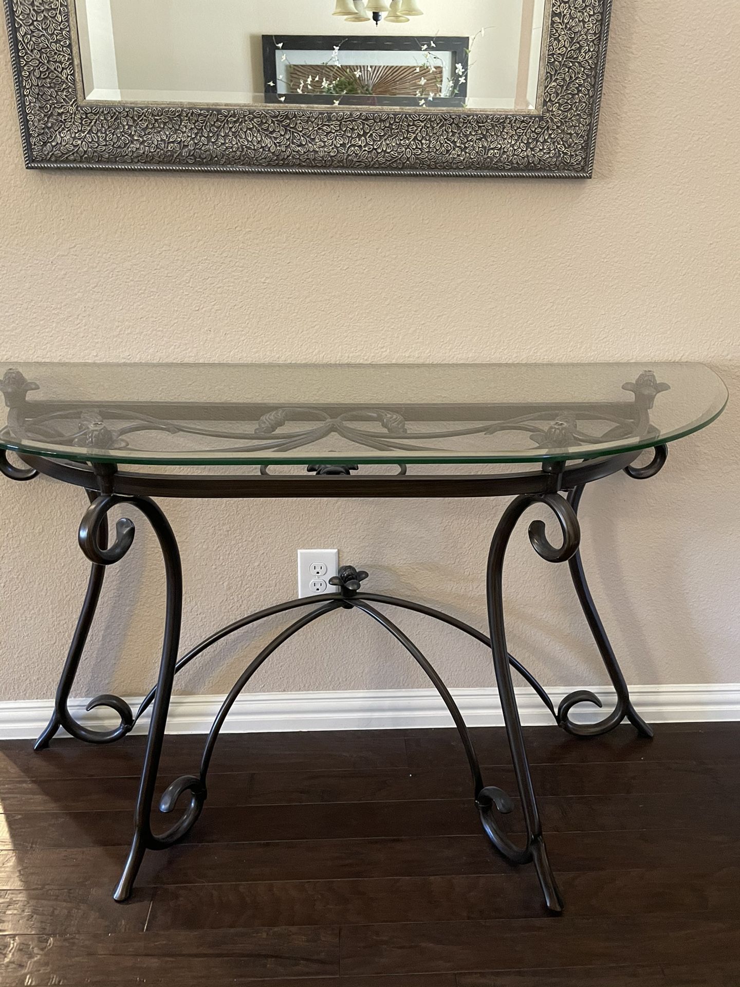 Haverty’s Glass Entry Table for Sale in Roanoke, TX - OfferUp